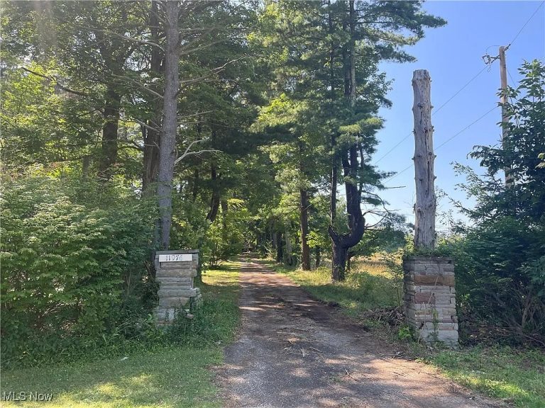 30 Acres with Home, Garden House, and Barn in Chardon, Ohio - Home Gems