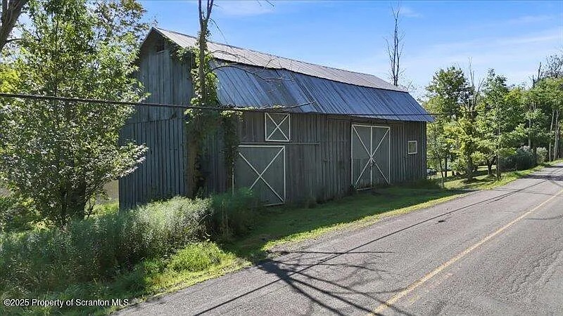 Home with 17.4 Acres in Montrose, Pennsylvania - Home Gems