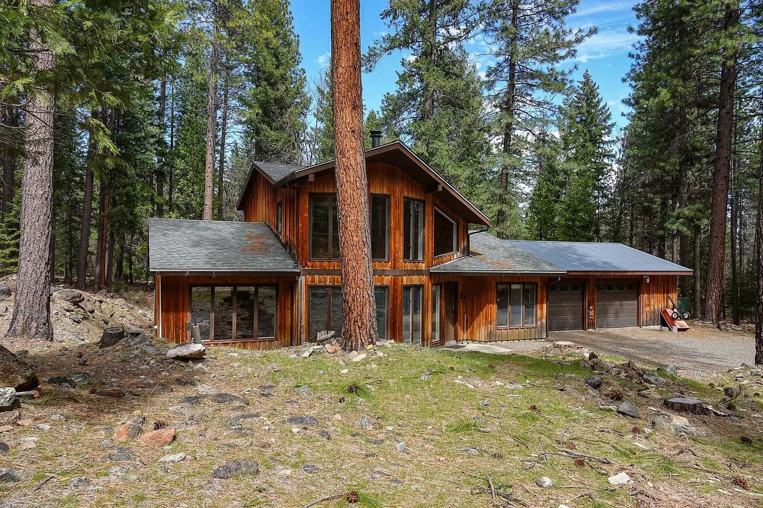 Home with 10 Acres in Fort Jones, California - Home Gems