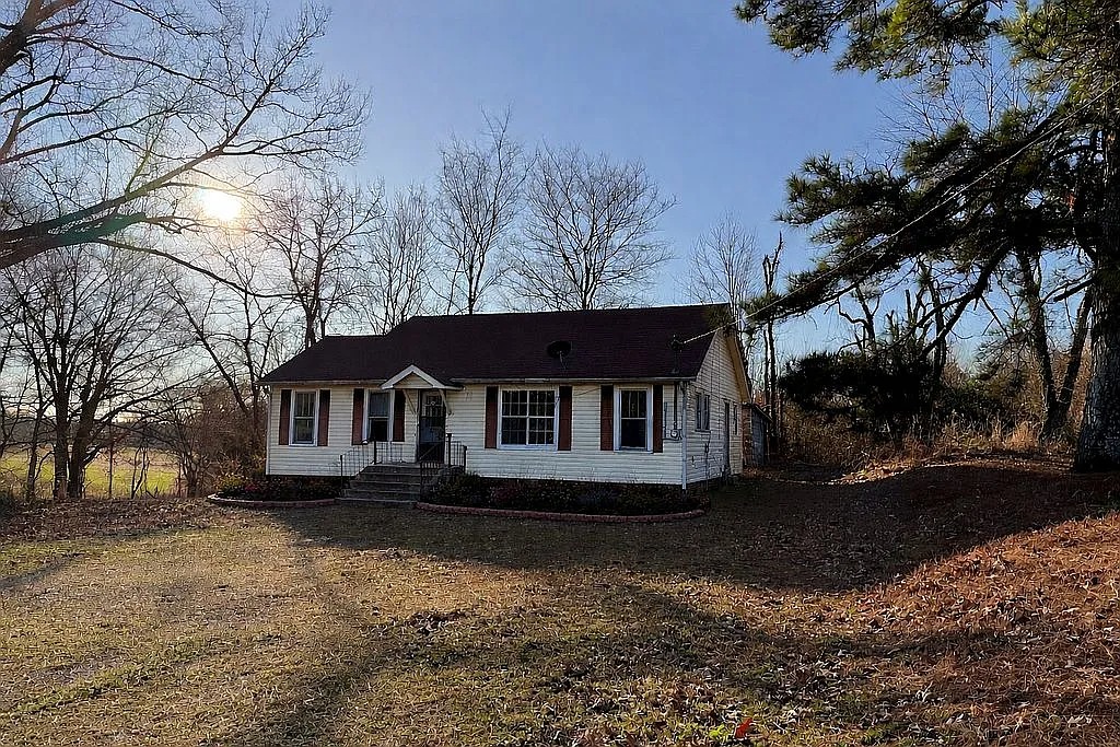 Home with 9.1 Acres in Friendship, Tennessee - Home Gems