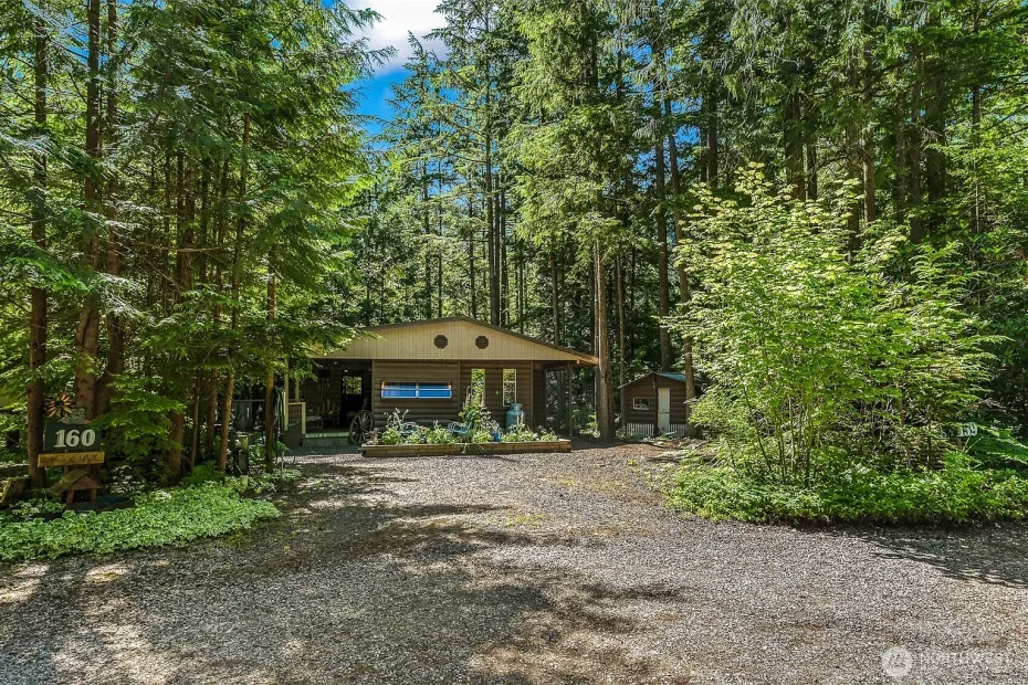 Cabin with 3,920 Square Feet in Maple Falls, Washington - Home Gems